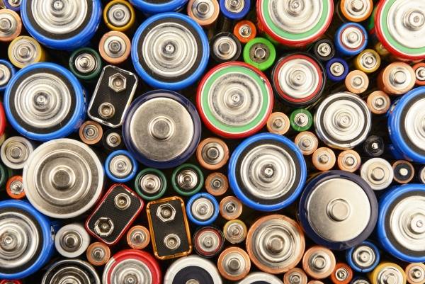 Spenningskilder – setter elektronene i bevegelse - Aschehoug univers